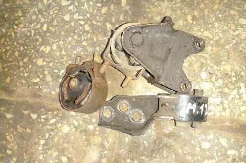 Опора подушка двигателя mazda 121 DB B3