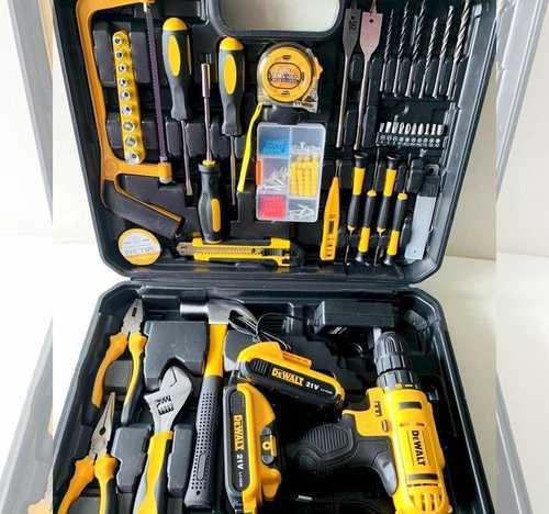 Шуруповерт Dewalt с большим набором инструментов