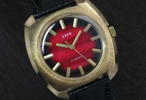 Солидные красивые мужские часы СССР Заря Бордо