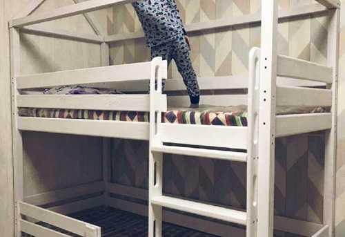 Двухъярусная кровать домик с безопасной лестницей