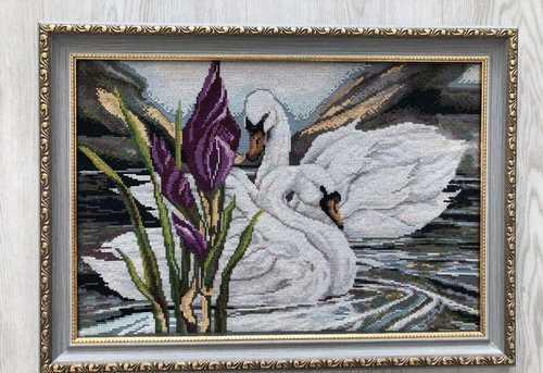 Картина вышитая крестом «Лебеди»
