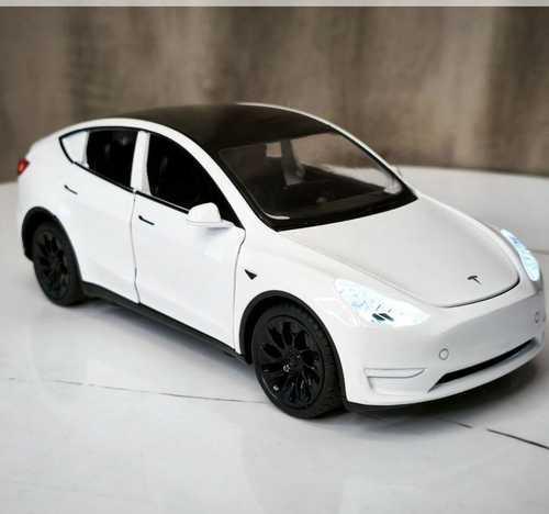 Модель автомобиля Tesla Model Y белая