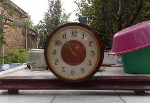 Часы «весна» механические, настольные, СССР