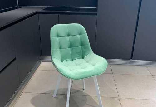 Якро-зеленый стул с прямоугольными ножками