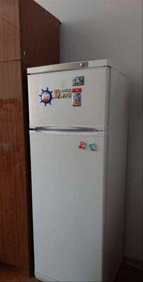 Холодильник бу Indesit большой