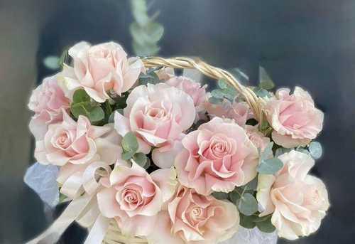Корзина с цветами французские розы