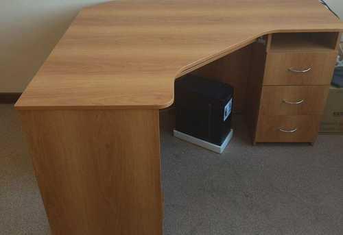 Компьютерный угловой стол в отличном состоянии