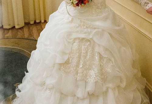 Свадебное платье красивое, цвет молочный