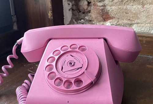 Старый дисковый телефон розовый