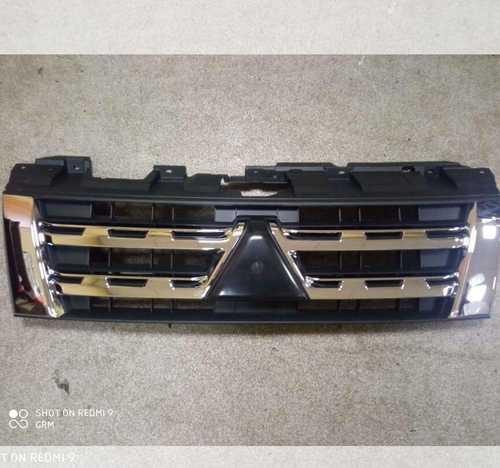 Решетка радиатора Mitsubishi Pajero