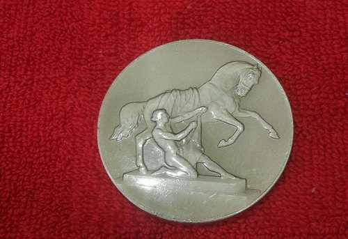 Медаль с репродукций скульптурной группы