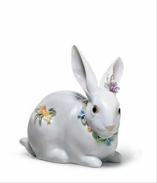 Статуэтка Lladro Внимательный кролик (с цветами)