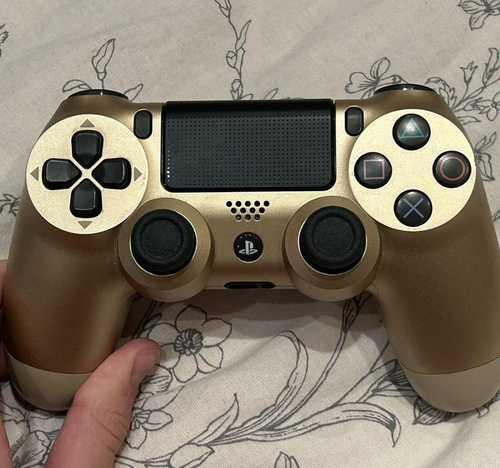 Джойстик ps4 золотого цвета