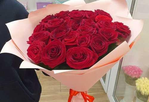 25 красных роз в упаковке