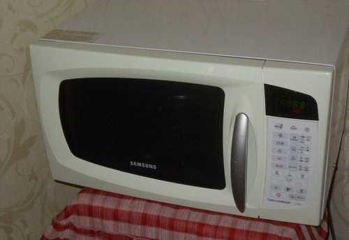 Микроволновая печь Samsung в рабочем состоянии