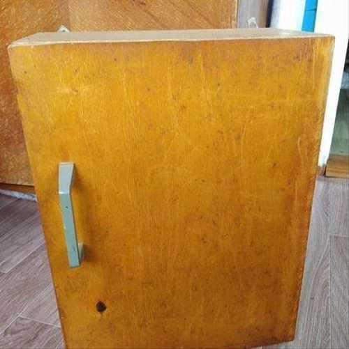 Маленький навесной шкафчик для дачи или гаража