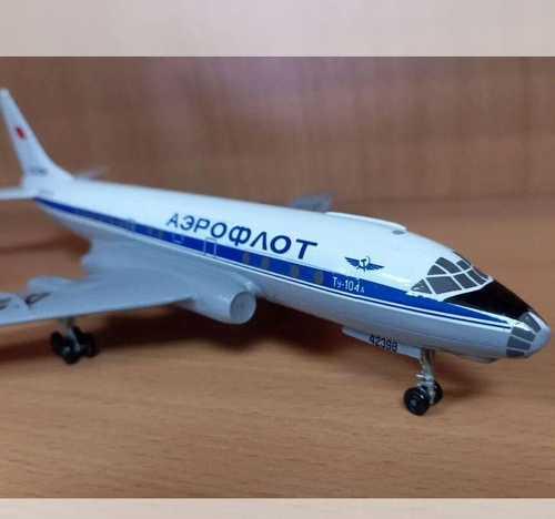 Самолёт Ту-104 масштаб 1/144