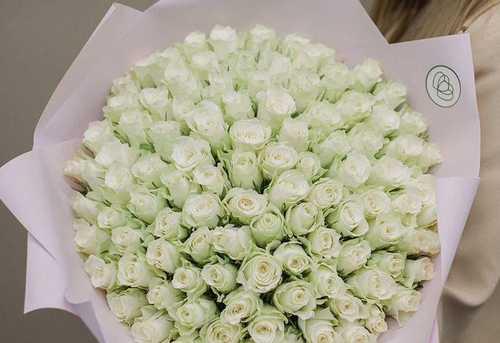 Букет из 101 белой розы 40 см (Кения) в розовой пл