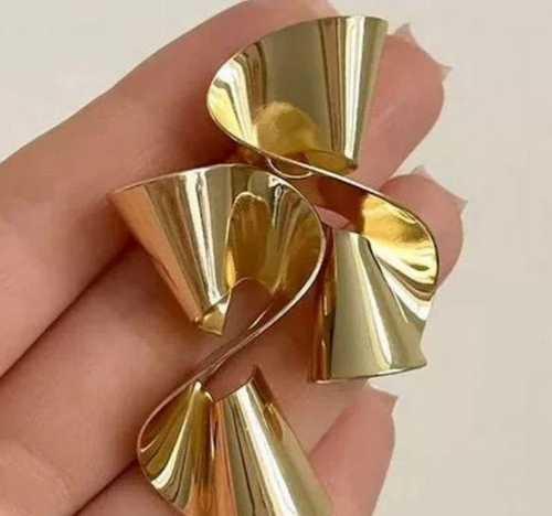 Стильные серьги Zara