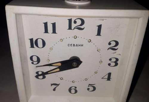Часы будильник севани СССР