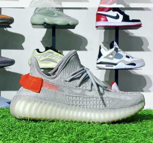 Adidas Yeezy Boost 350 Tail Light Lux VR7