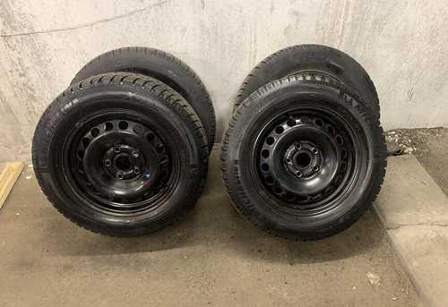 Комлект колес зима VW 195/65/15 michelin