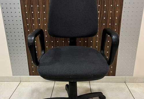 Офисное кресло-стул на колесиках с подлокотниками