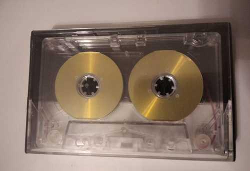 Аудиокассета с позолочеными бобинками