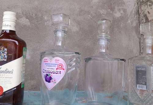 Пустые бутылки и графины из под алкоголя