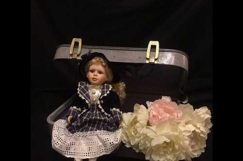 Фарфоровая немецкая кукла с чемоданом
