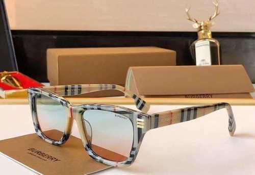 Стильные солнцезащитные очки Burberry