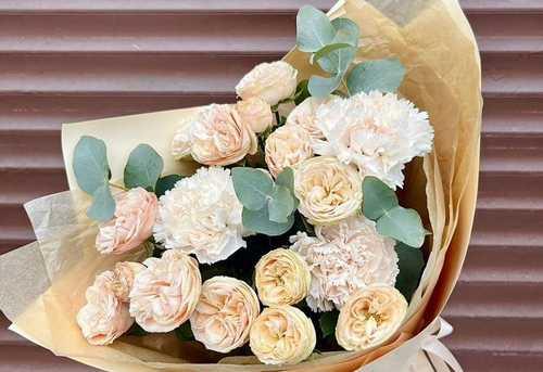Букет с пионовидными кустовыми розами и диантусами