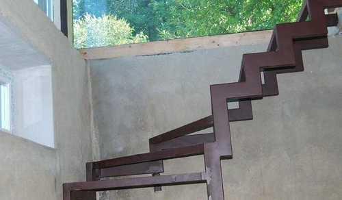 Сварной каркас забежной лестницы в коттедж