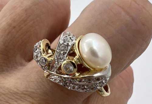 Золотое кольцо с жемчугом и фианитами 5,83 грамм