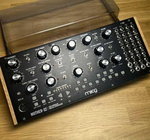 Moog Mother-32 синтезатор