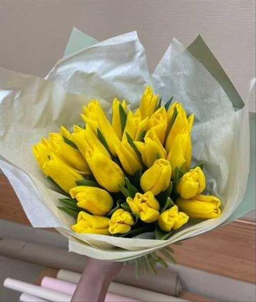 Монобукет из желтых тюльпанов в красивой упаковке
