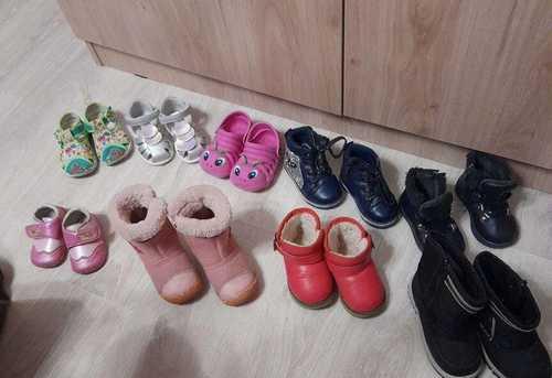 Много детской обуви, валенки, сапоги