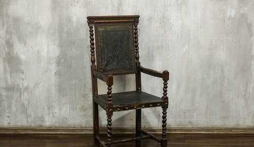 Антикварное резное кресло
