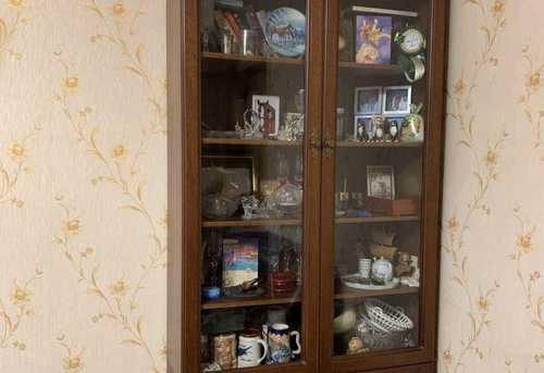 Шкаф-витрина для книг