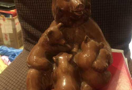Фарфоровая статуэтка Медведица с медвежатами