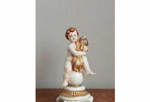 Capodimonte Фарфоровая статуэтка Малыш с сеном