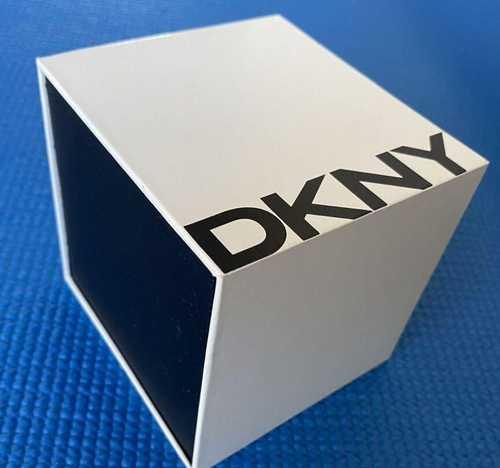 Коробка для часов dkny с подушечкой и брошюрой