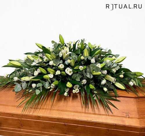 Композиция из живых цветов на крышку гроба