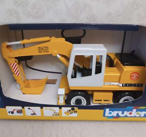 Экскаватор Bruder колесный Liebherr 39 см