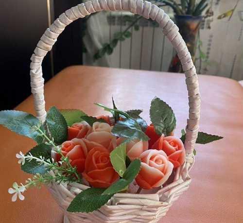 Корзинка плетеная с мыльными розами
