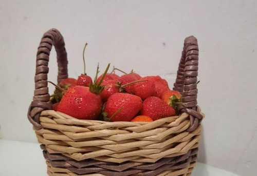 Корзина ручной работы с ягодами