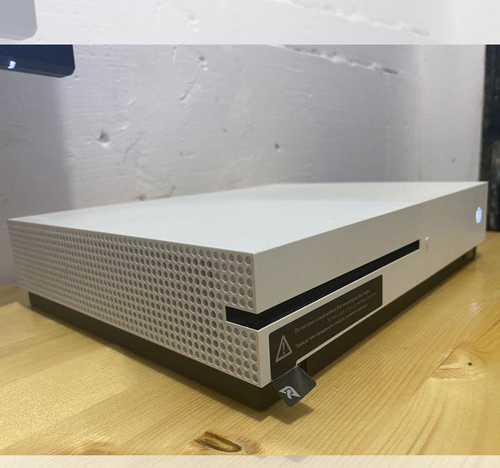 Xbox one s 500 gb +7 игр