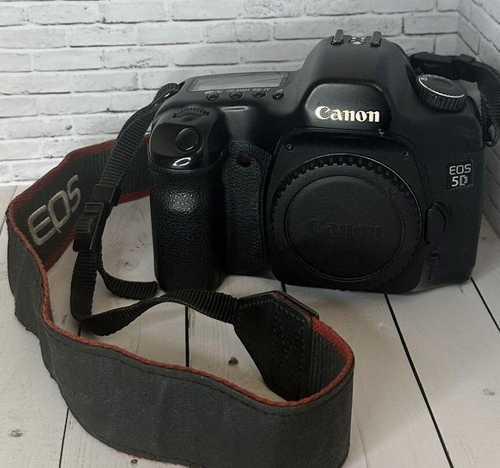 Фотоаппарат Canon EOS 5D сломан