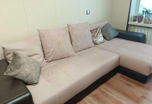 Большой угловой диван(из двух основных частей)