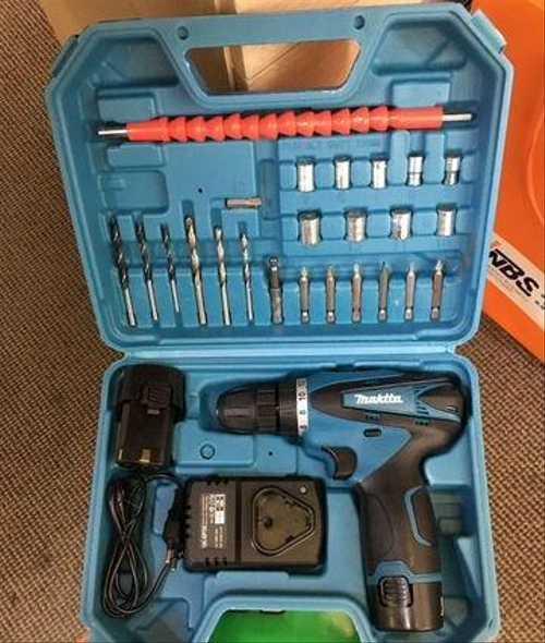 Шуруповерт Makita 12V с набором бит